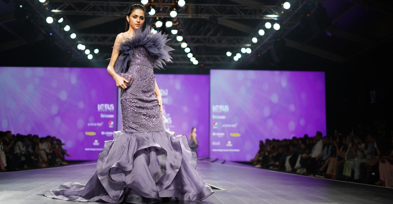 How To Walk Like A Model: Step By Step Guide - Center Stage